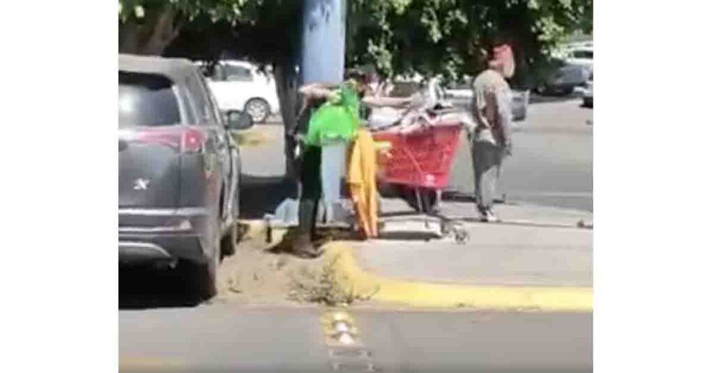 Indigente se persigna, al ver lo que un hombre dejo en su carrito - La ...