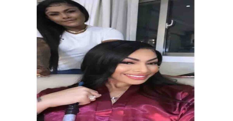 Artista urbana Yailin cumple su promesa y le regala una casa a su madre ...